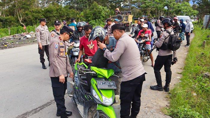 Polres Jayawijaya Sita Belasan Pucuk Senjata Tajam di Pasar Jibama ... Polres Jayawijaya Sita Belasan Pucuk Senjata Tajam di Pasar Jibama ...