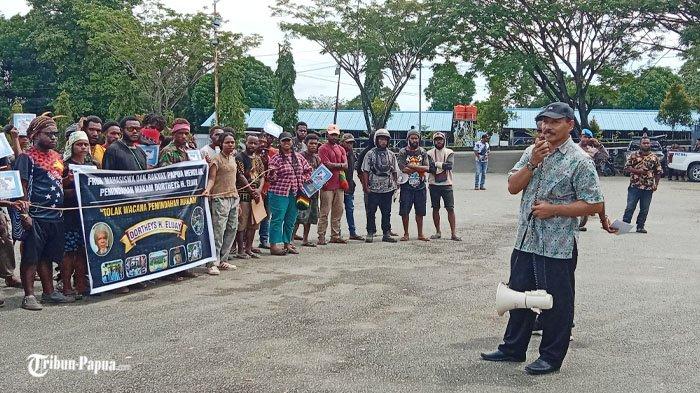 Pemkab Jayapura TIDAK BERNIAT Pindahkan Makam Theys Hiyo Eluay - Tribun ...