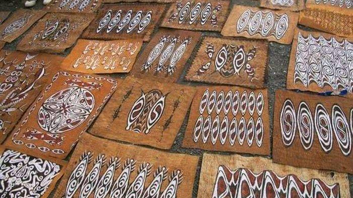 Wisata Papua: Indahnya Lukisan Kulit Kayu Khas Kampung Asei Pulau di ...