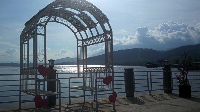 Sentani Purnama Resto Hadirkan Spot Foto Berlatar Danau Sentani ...