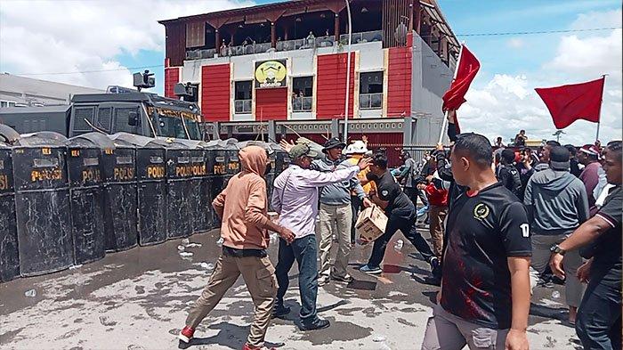 Amankan Pemilu 2024 di Kabupaten Mimika, Personel Gabungan Gelar Simulasi Latihan Sispamkota ...