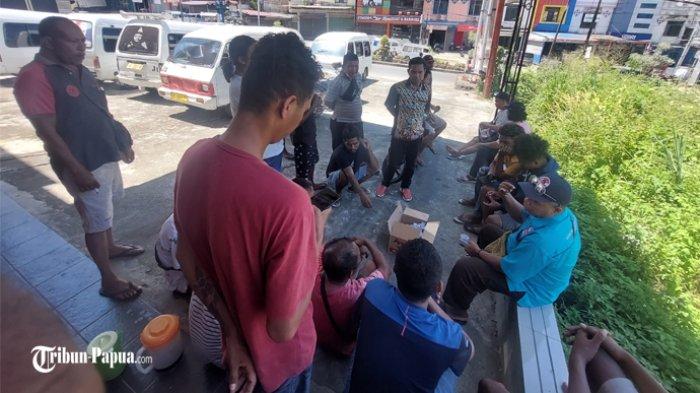 Angkot Abepura Mogok Narik, Sopir: Ulah Maxim, Grab dan TAGO - Tribun ...