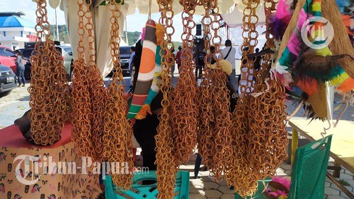 Tas Lidi dan Lukisan Kulit Kayu Karya Masyarakat Asei Jadi Daya Tarik ...