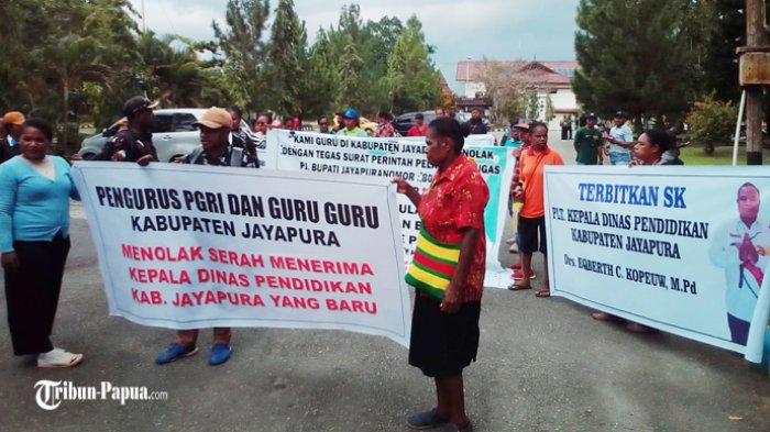 BREAKING NEWS: Puluhan Guru Geruduk Kantor DPRD Kabupaten Jayapura, Ini ... BREAKING NEWS: Puluhan Guru Geruduk Kantor DPRD Kabupaten Jayapura, Ini ...