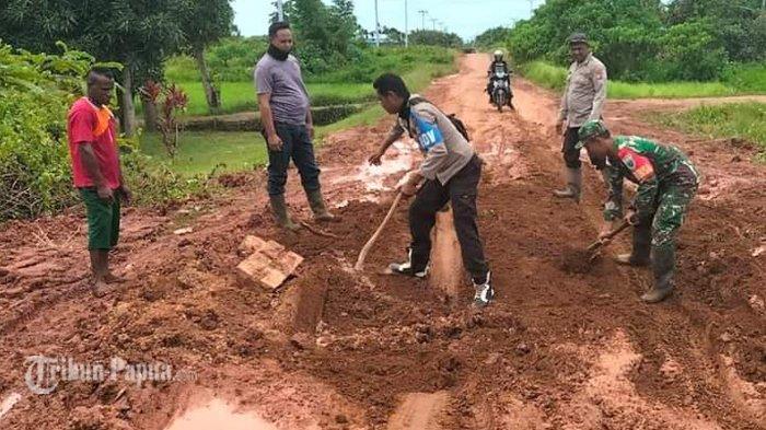 Gotong Royong, TNI-Polri Perbaiki Jalan Rusak Bersama Warga di Distrik Kurik Merauke - Tribun ...
