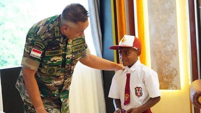 VIRAL Hormat Presiden Jokowi Saat Melintas ke Keerom Papua, Ini Sosok Raul Fernando Yikwa ...