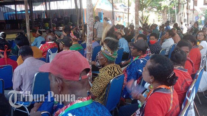 Tutup Sarasehan, Ondofolo Kampung Ayapo Singgung Tantangan Masyarakat ...