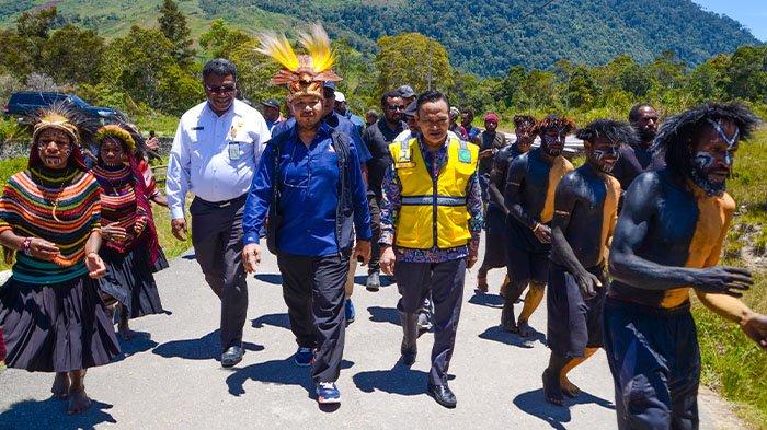 Berkunjung Ke Wamena, Roberth Rouw Tinjau Pembangunan Rumah dan Dengar ...