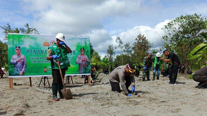 HUT ke-78 Bhayangkara, Polres Mimika dan PTFI Bakti Sosial Tanam Bibit Pohon di Tanggul Barat ...