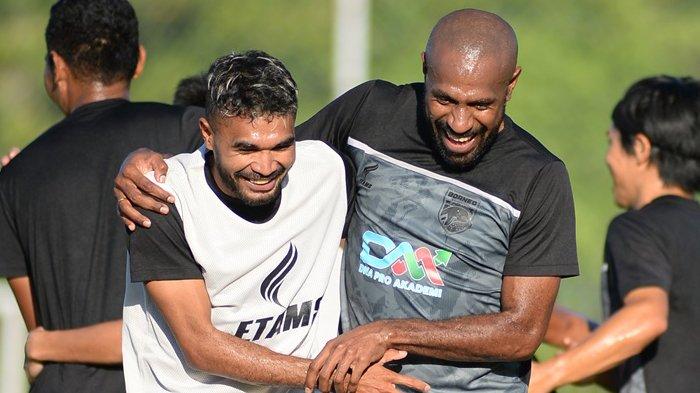 Boaz Solossa di Mata Alfredo Vera - Tribun-papua.com