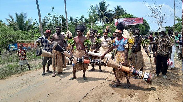 Suku Asli Marind Papua Selatan Antusias Sambut Kedatangan Ganjar ...