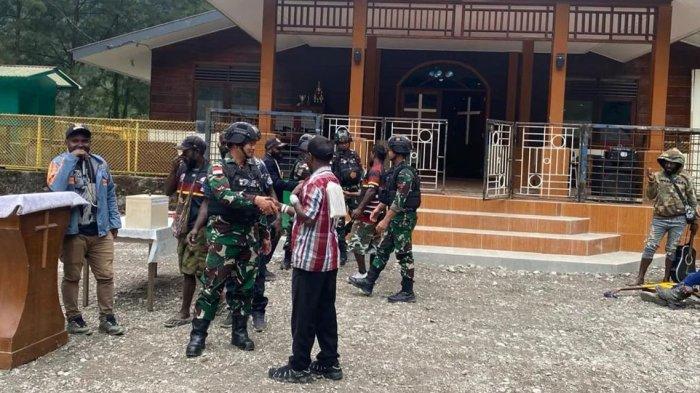 Prajurit Yonif 116/Garda Samudra Jamin Keamanan Ibadah Minggu Gereja Desa Banti Tembagapura ...
