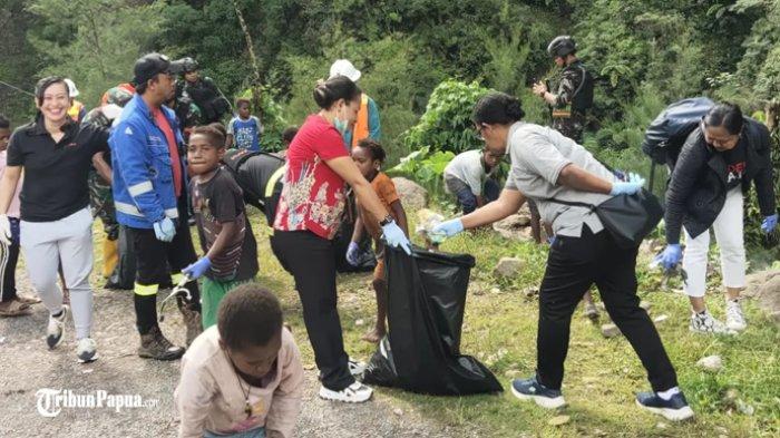 Sambut HUT ke-57 PTFI, TNI-Polri dan Karyawan Gelar Bakti Sosial Bersama di Kampung Banti ...