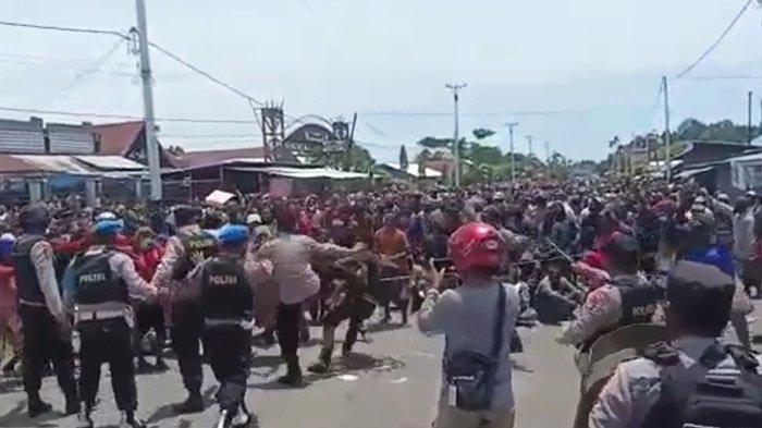 Demo Tolak DOB Papua di Nabire Ricuh, Massa Aniaya 2 Warga hingga ... Demo Tolak DOB Papua di Nabire Ricuh, Massa Aniaya 2 Warga hingga ...