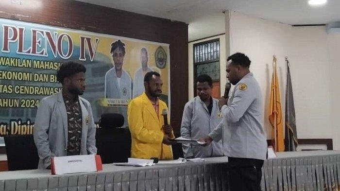 Binius Kakyarmabin Resmi Demisioner dari Jabatan Ketua BEM FEB Uncen ...