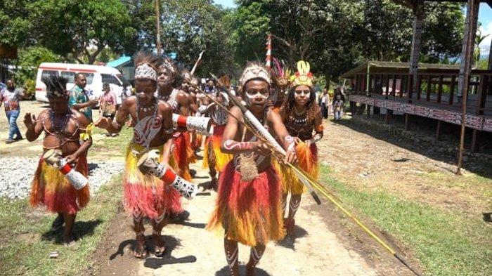MENAKJUBKAN! Tarian Adat Kampung Yokiwa Sambut Peserta Sarasehan KMAN ...
