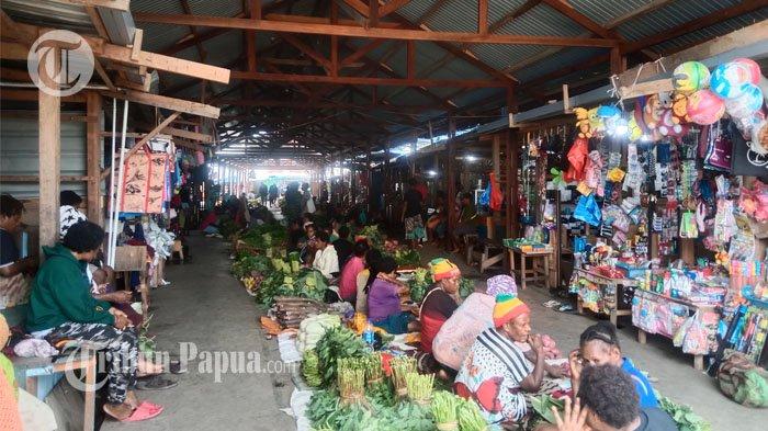 Atap Pasar Pharaa Sentani Dipasang, Mama-mama Papua Pedagang Sayur Kini ...
