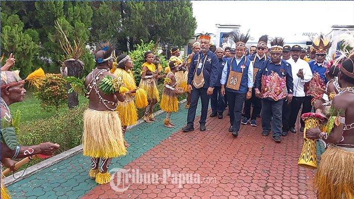 Tiba di Papua, Anies Baswedan Senang Disambut dengan Tarian hingga ...