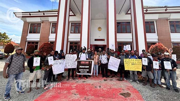 Massa Geruduk Pengadilan Negeri Wamena Papua Pegunungan, Tuntut ...