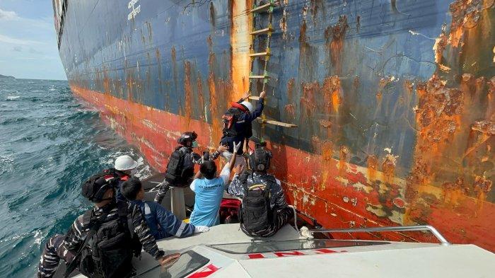 Tim Satrol Lantamal X Jayapura Evakuasi Medis ABK MV ALS Kronos Asal ...