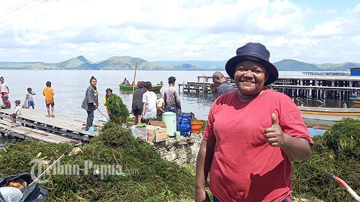 Warga Kampung Ifar Besar Tampilkan Tarian Isolo dan Lukisan Kulit Kayu ...
