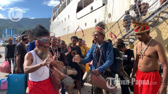 KEREN! Masyarakat Adat Suku Biak Papua Bakal Jalan di Atas Bara Api ...