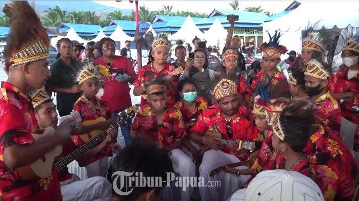Penampilan Komunitas Ukulele Maluku Sita Perhatian Pengunjung Festival ...