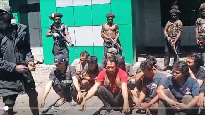 VIDEO VIRAL: Pasukan OPM Tahan Pekerja Puskesmas Sinak Barat Kabupaten ...