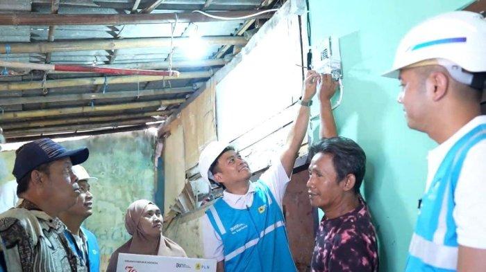 Rayakan HUT Ke-79 RI, Donasi Pegawai PLN Nyalakan 7.357 Listrik Gratis bagi Keluarga Kurang ...