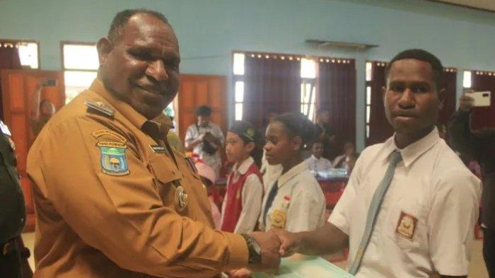 Bupati Athenius Murib Resmi Meluncurkan MBG di Wamena Kabupaten ...