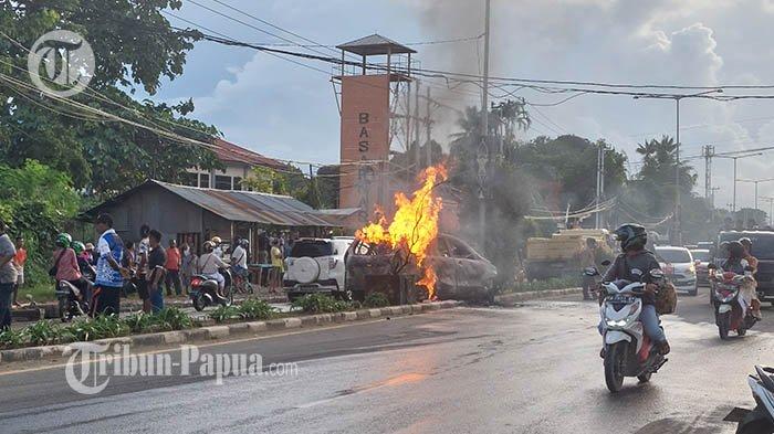 Mobil Avanza Terbakar di Sentani, Tabrak Tiang di Pembatas Jalan hingga ...