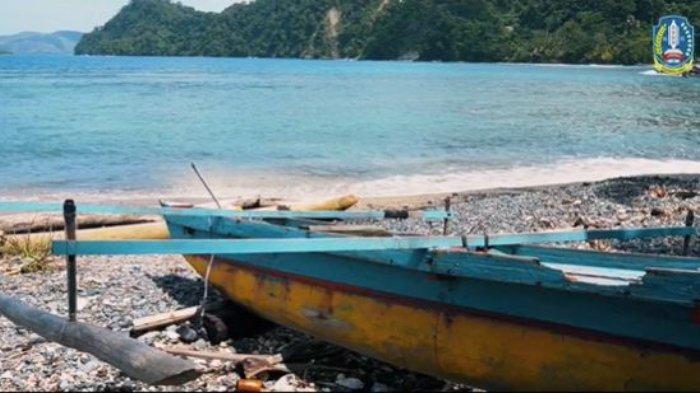 Rekomendasi Wisata di Papua: Kerikil Hitam Pantai Tablanusu di Distrik ...