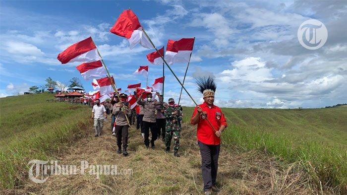 KEREN! Pemuda Batak Bersatu Provinsi Papua Bentangkan Merah Putih di ...