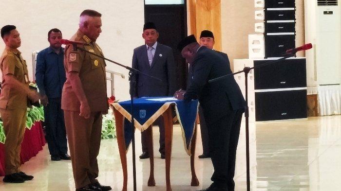 Dance Sangkek Dilantik Jadi Plt Sekda Papua Barat, Paulus Waterpauw ...