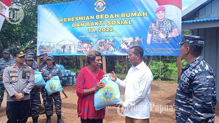 Lantamal XI Merauke Bagikan Ratusan Paket Bahan Pokok ke Warga Kumbe ...
