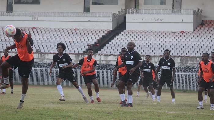 BENTROK Persipura Jayapura vs Persela Lamongan Sore Ini, Tinus Pae ...