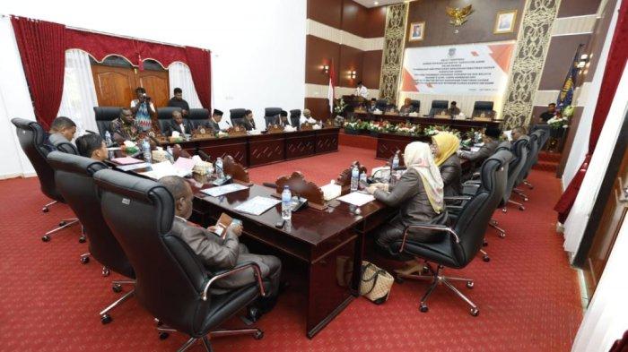 Pj Bupati Sarmi Markus Mansnembra Sampaikan Nota Keuangan Perubahan APBD Tahun Anggaran 2023 ...