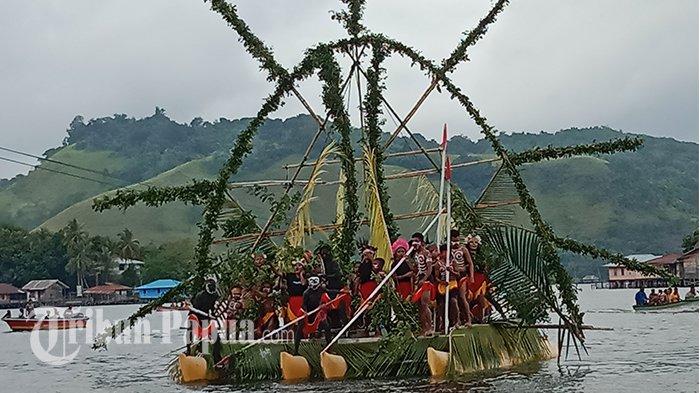 Tarian Isosolo Warnai Kemeriahan Pembukaan Festival Danau Sentani ...