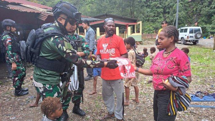 Satgas Yonif Raider 631/ATG Silahtuhrami dengan Warga Suku Moni di Kampung Waa Banti Tembagapura ...