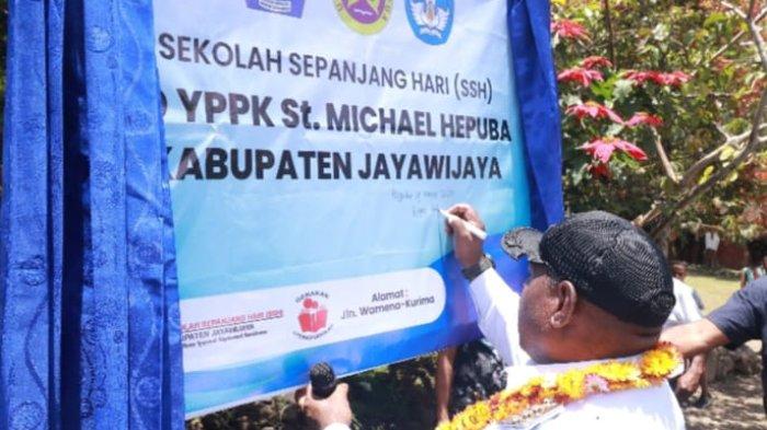 Bupati Jayawijaya Athenius Murib Launching Program Sekolah Sepanjang ...