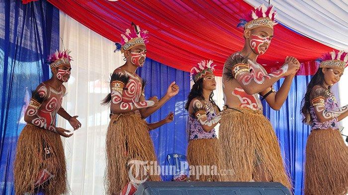 Siswa SMPN 1 Jayapura Tampilkan Tari Pangkur Sagu di Sarasehan KMAN VI ...