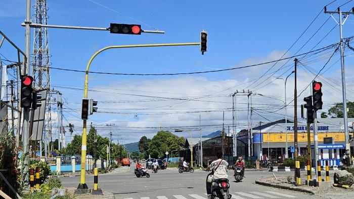 Aneh Tapi Unik, Hanya di Nabire Yang Dobol Dua Tiang Lampu Merah Satu ...