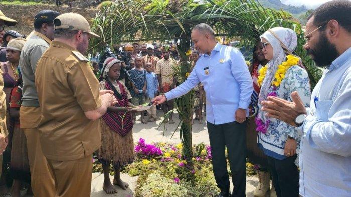 FOTO-FOTO Keakraban Penjabat Gubernur Papua Pegunungan saat Kunjungan ...