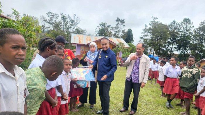 Pemprov Papua Pegunungan Bantu Peralatan Sekolah Untuk Siswa SD YPPK ...