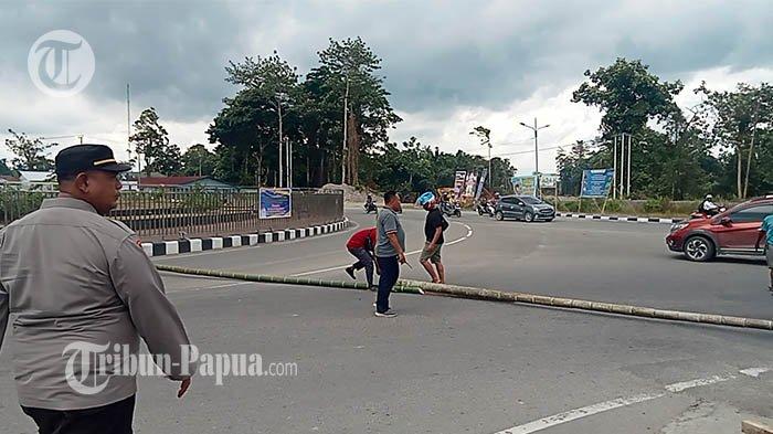Warga Blokade Bundaran Petrosea Timika, Ada Apa? - Tribun-papua.com
