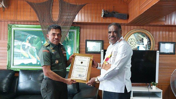 Abisai Rollo Terima Penghargaan dari Eks Pangdam XVII/Cenderawasih ...