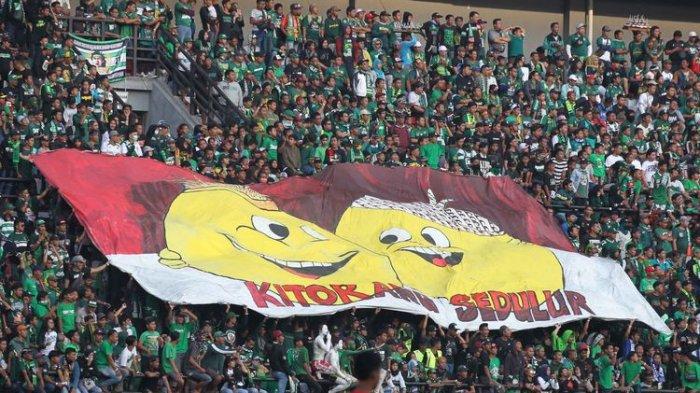 Aksi Bonek Bentangkan Spanduk Persaudaraan untuk Papua saat ...