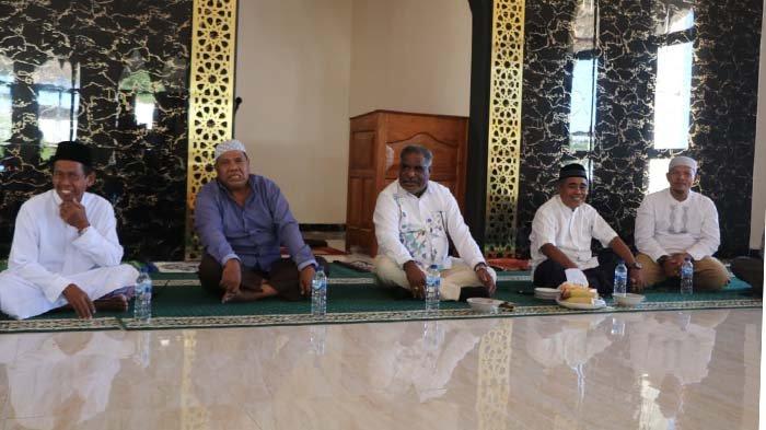 Abisai Rollo Selipkan Pesan Harmoni Saat Menyerahkan Bantuan Dana ...