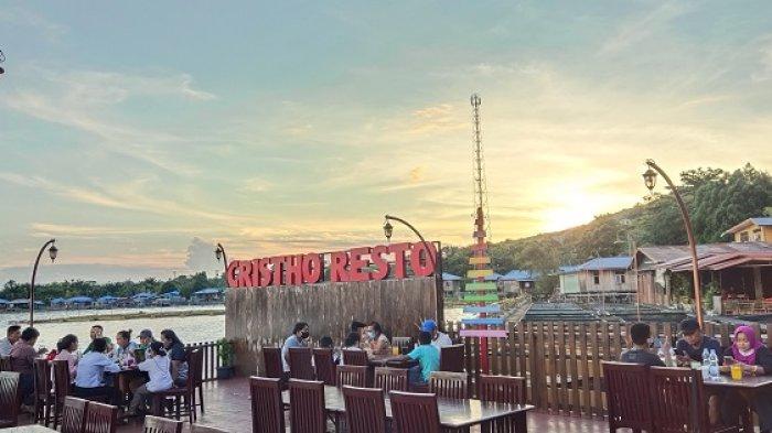 Pesona Sunset di Danau Sentani Jayapura dari Cristho Resto Cafe ...