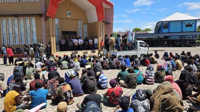 Geruduk DPR Papua Tengah, Mahasiswa Puncak dan Tim Investigasi Desak ...